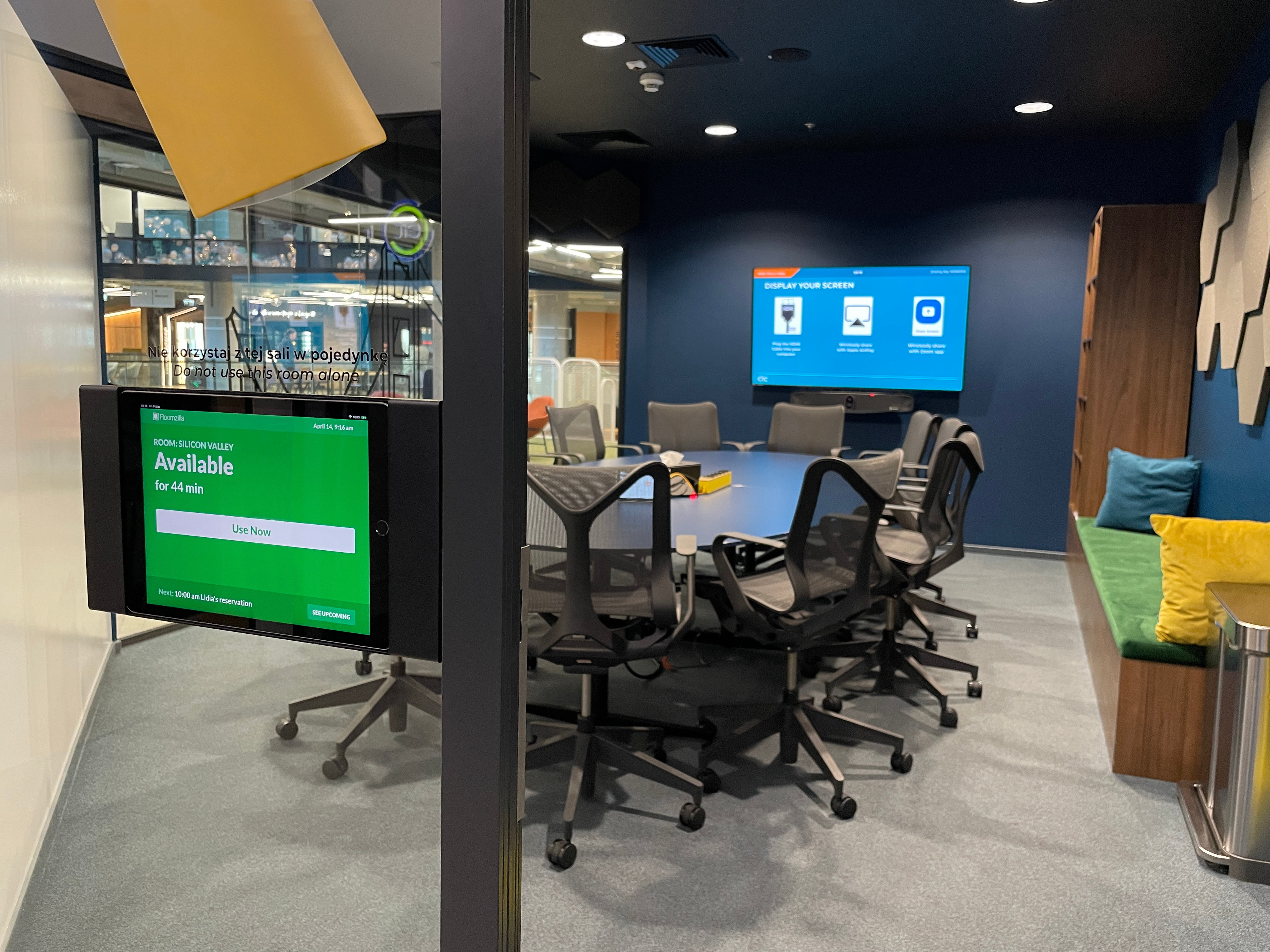 Room Displays introduction - Roomzilla | Smart workplace management system
